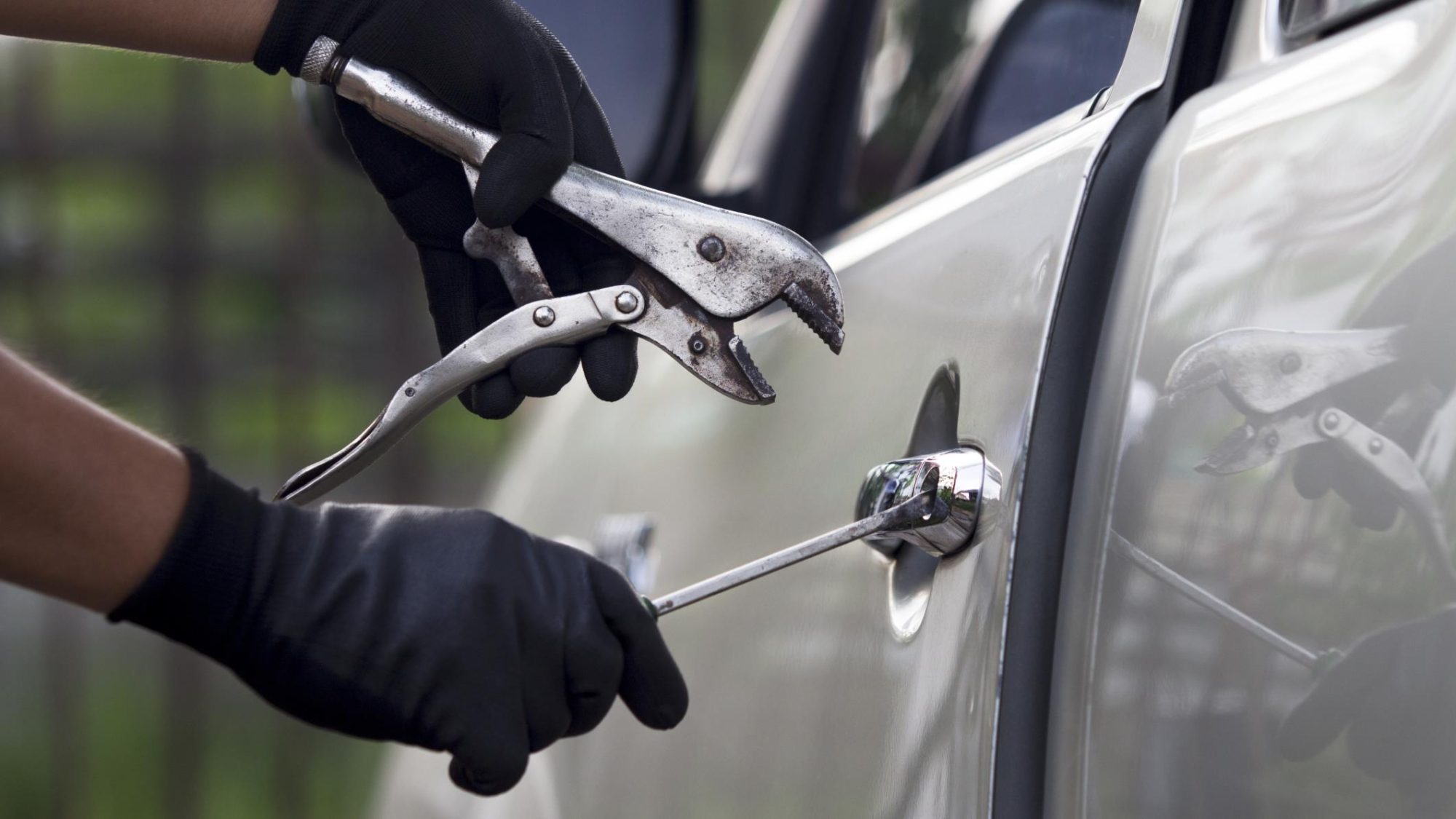 Auto alarm beveiliging middels alarm klasse, terugvindsysteem of OBD ...